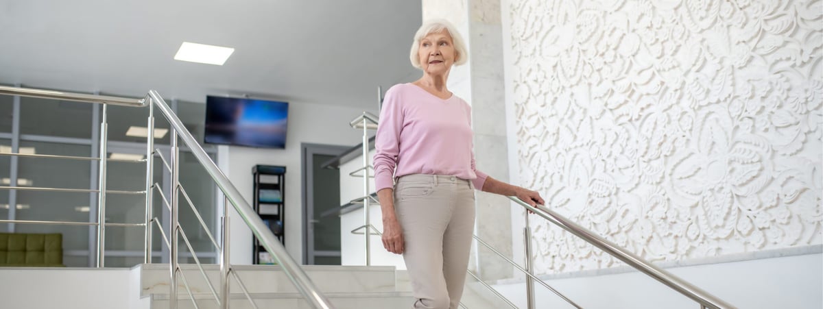 Oberschenkelhalsbruch im Alter: Gefahren, Ursachen & Behandlung