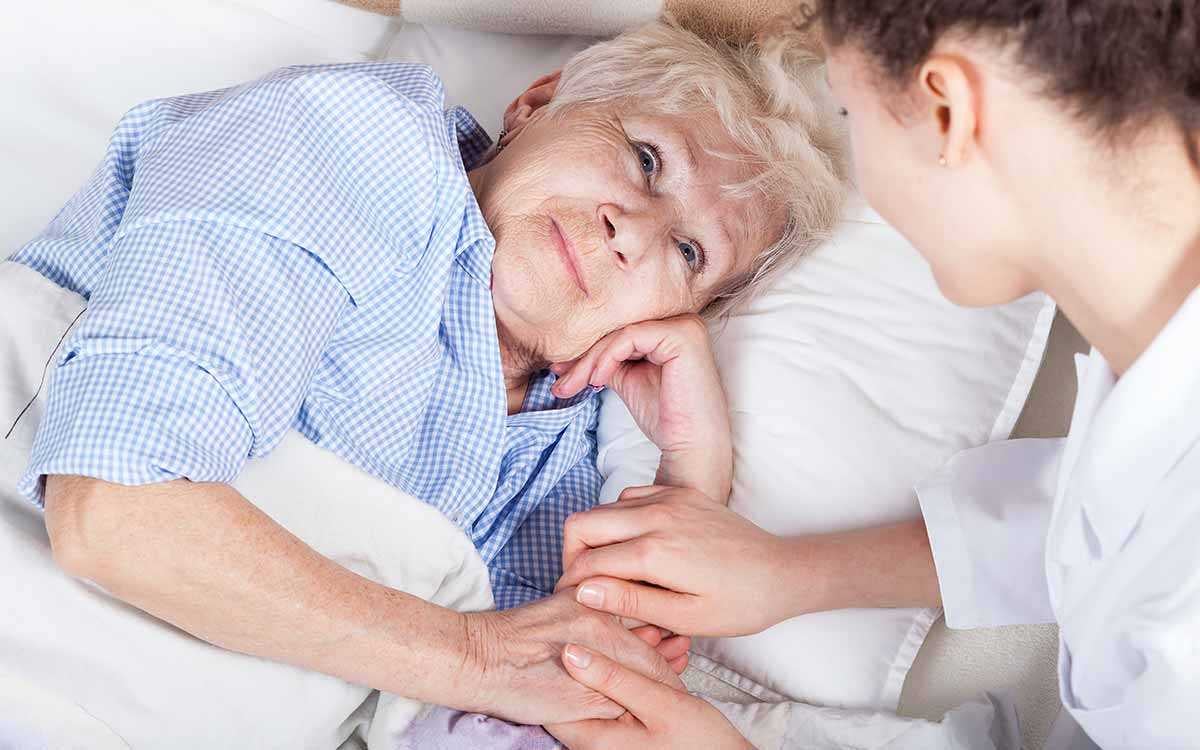 Oberschenkelhalsbruch im Alter: Gefahren, Ursachen & Behandlung