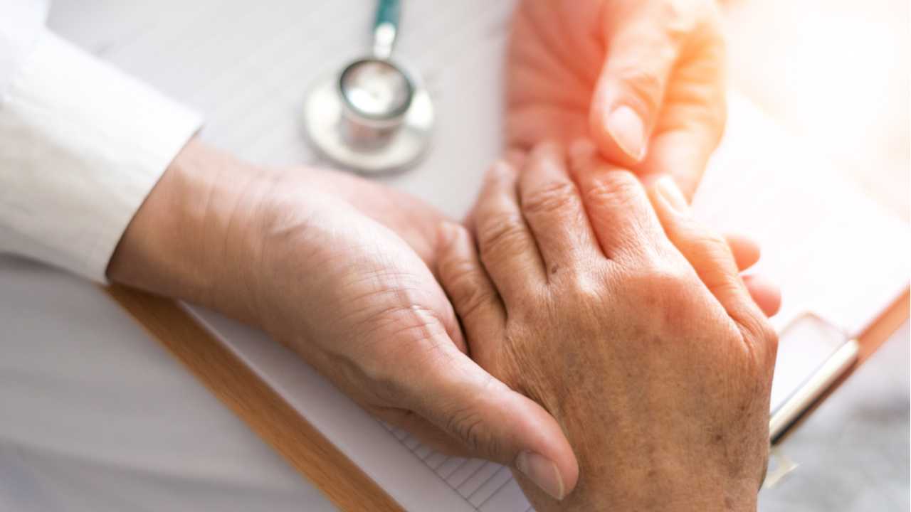 Tremor – Behandlung, Ausprägungen, Diagnose & Ursachen